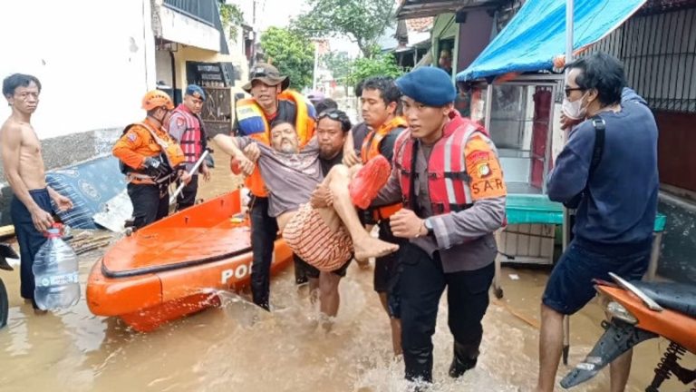 Residents panic as Jakarta is hit by floods again - VUONS